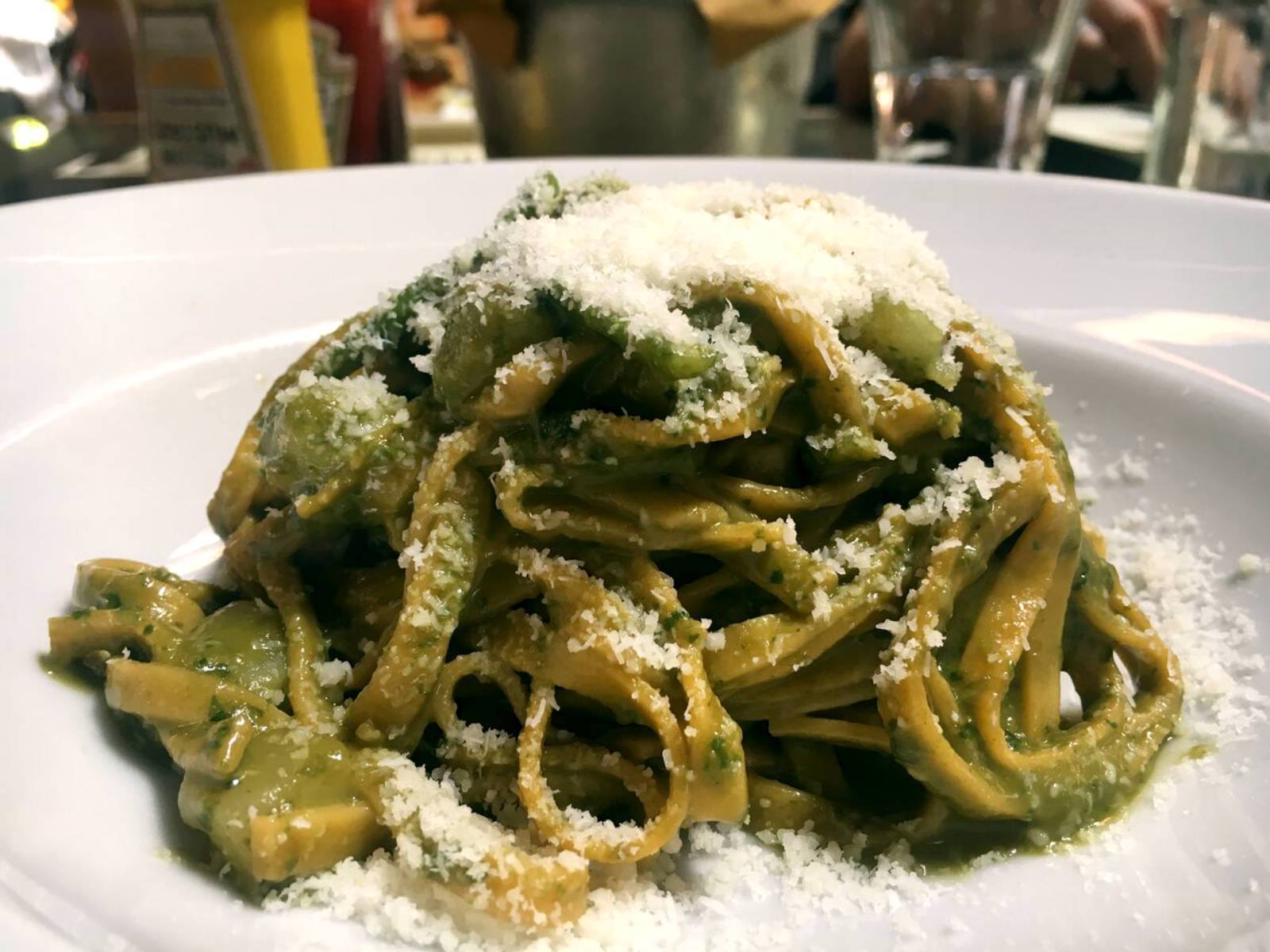 Pasta, pesto, piatto d'amare